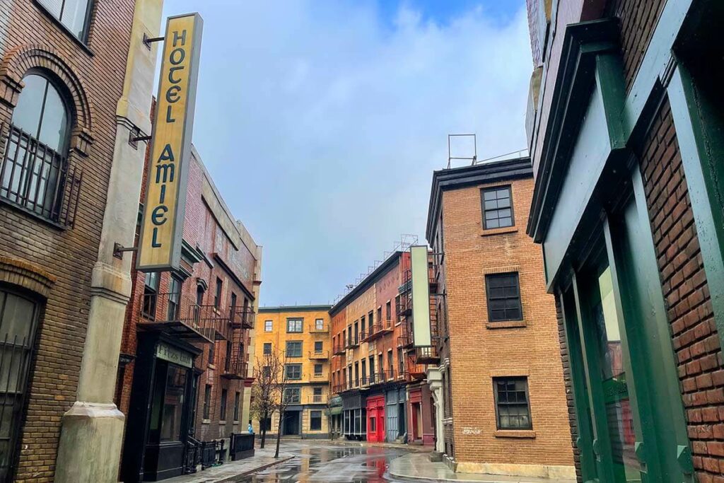 Universal Studios vs Warner Bros (Hollywood, LA): Which Film Studio to ...