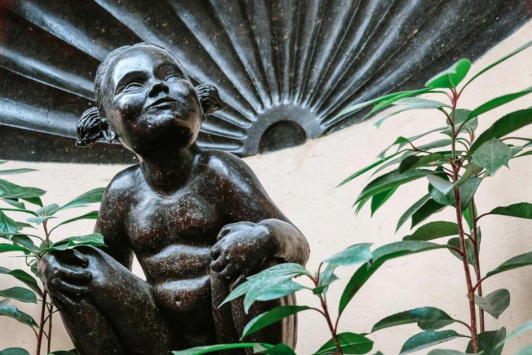 Why a Peeing Boy Became the Symbol of Brussels (Manneken Pis Story)